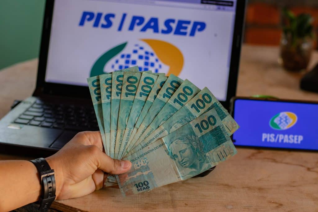 Quem Trabalhou De Carteira Assinada Em 2023 Poderá Receber Pix De Acima
