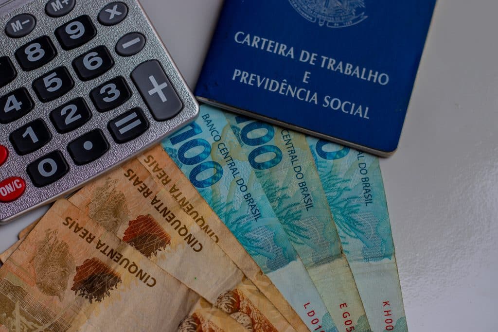 Quem Trabalha De Carteira Assinada Pode Sacar Até R 8 Mil Da Poupança