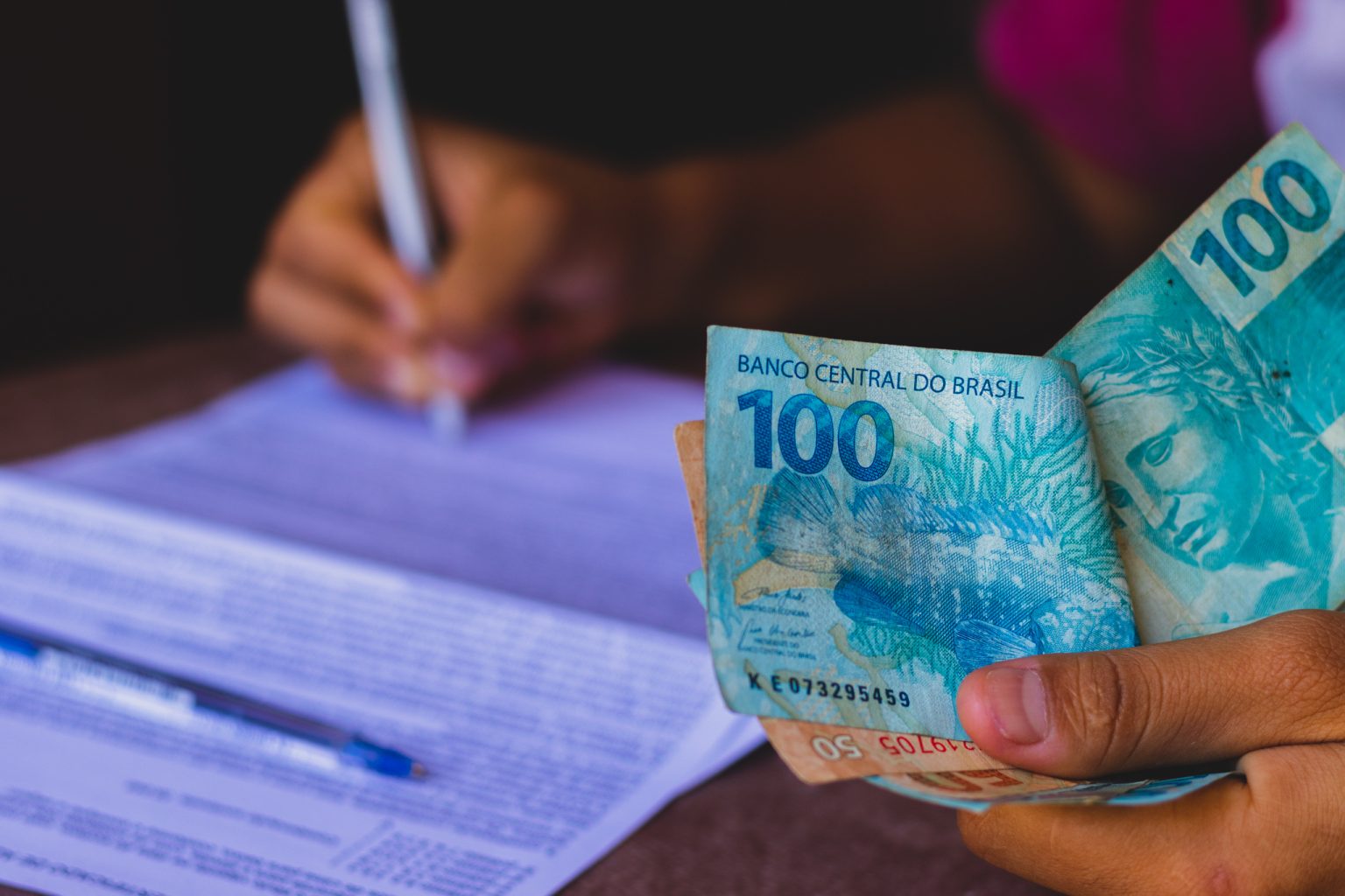 Como funciona o cheque especial e quais são os riscos de usar