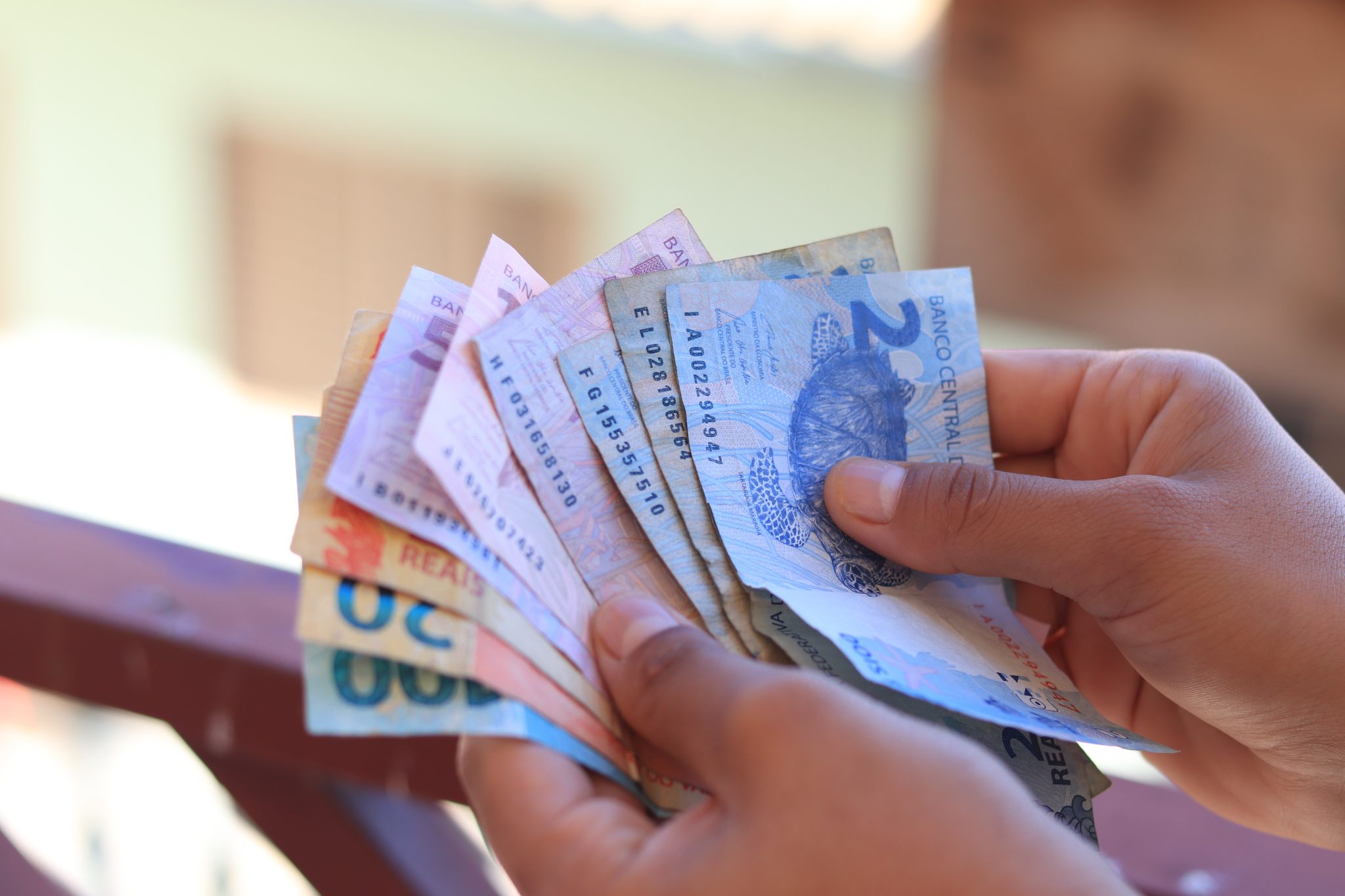 Saiba como identificar se uma nota é falsa em 5 passos: é mais difícil ...